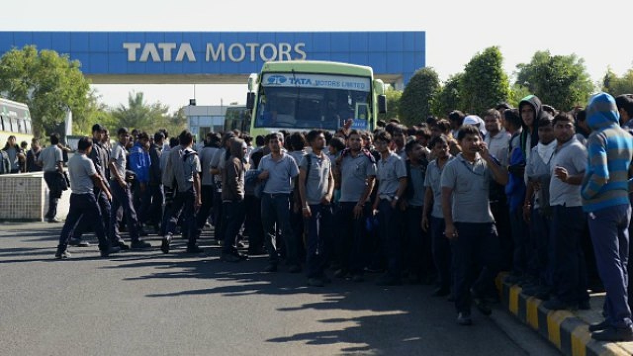 Police detains 300 Tata Nano workers on strike at Gujarat plant