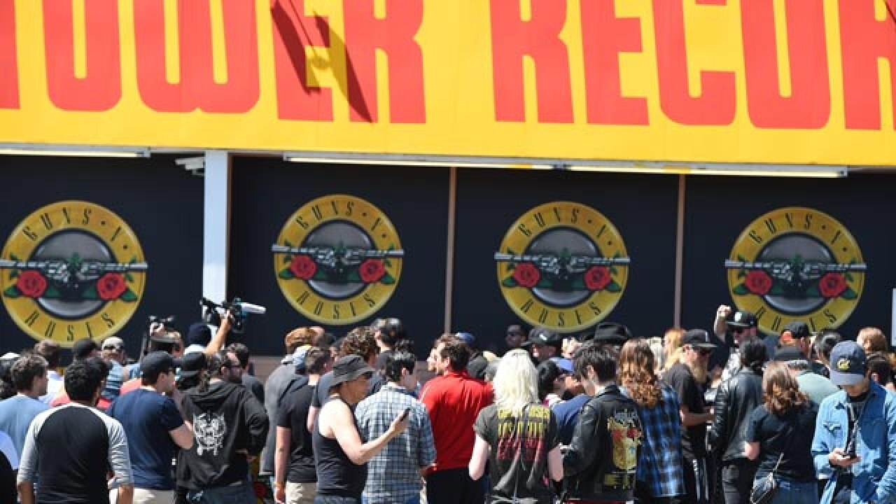 Guns 'N' Roses surprises fans with impromptu reunion performance after ...