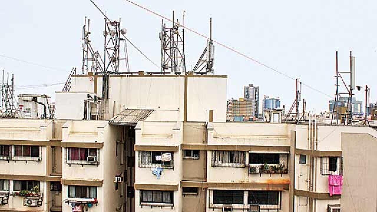 Opposition demands probe by retd IAS official in Rs1,000 crore mobile ...