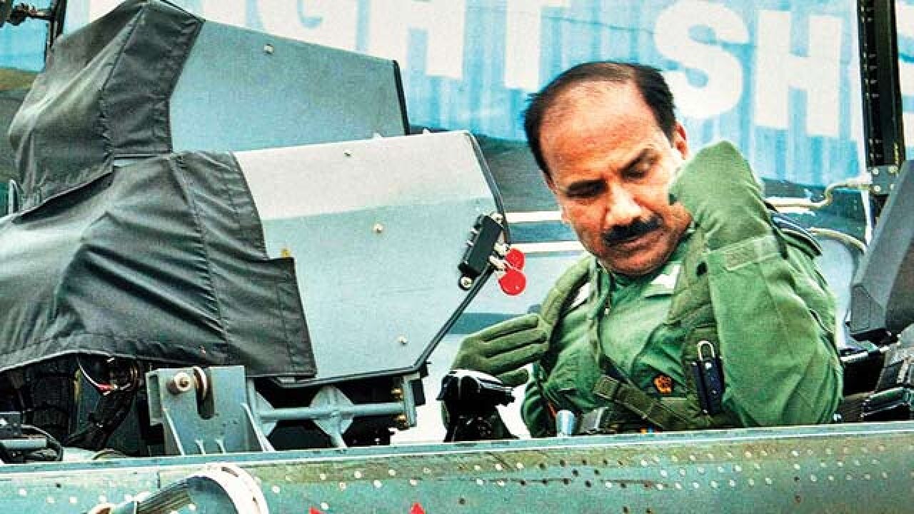 IAF chief flies LCA Tejas, reaffirms India's first indigenous fighter's ...