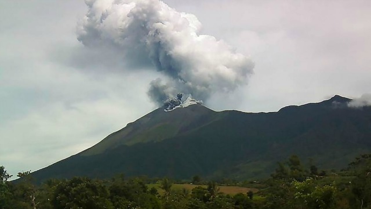 Flight advisory issued after Central Philippines volcano spouts massive ...