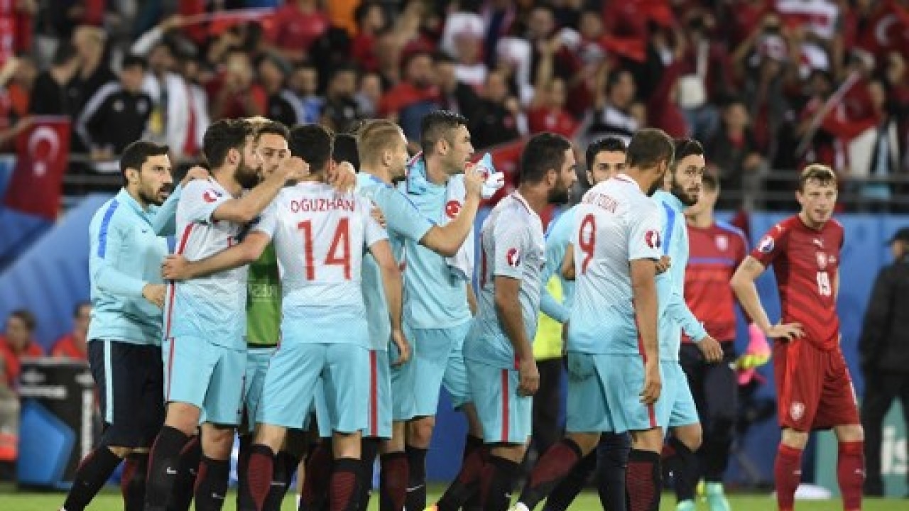Euro 2016: Turkey beat Czechs 2-0 to stay in last-16 contention