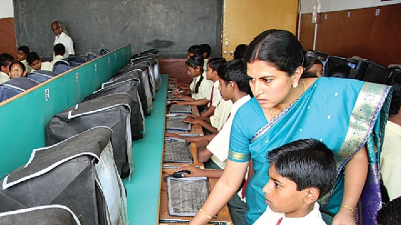 Mumbai University professor teaches computer skills to underprivileged