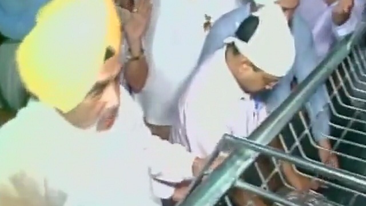 Watch: Delhi CM Arvind Kejriwal cleans dishes at Golden Temple; says ...