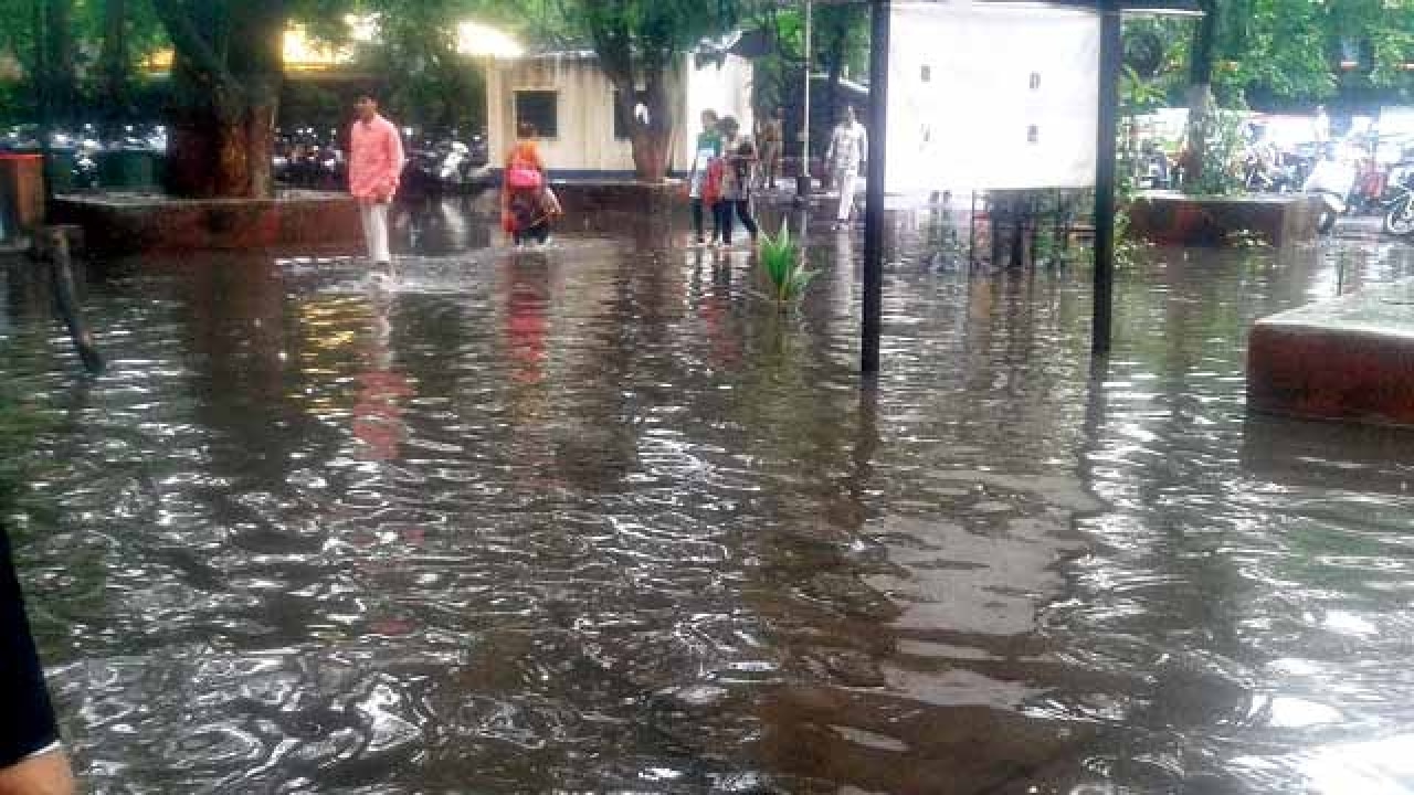 Heavy showers submerge Kalyan sessions court campus under water