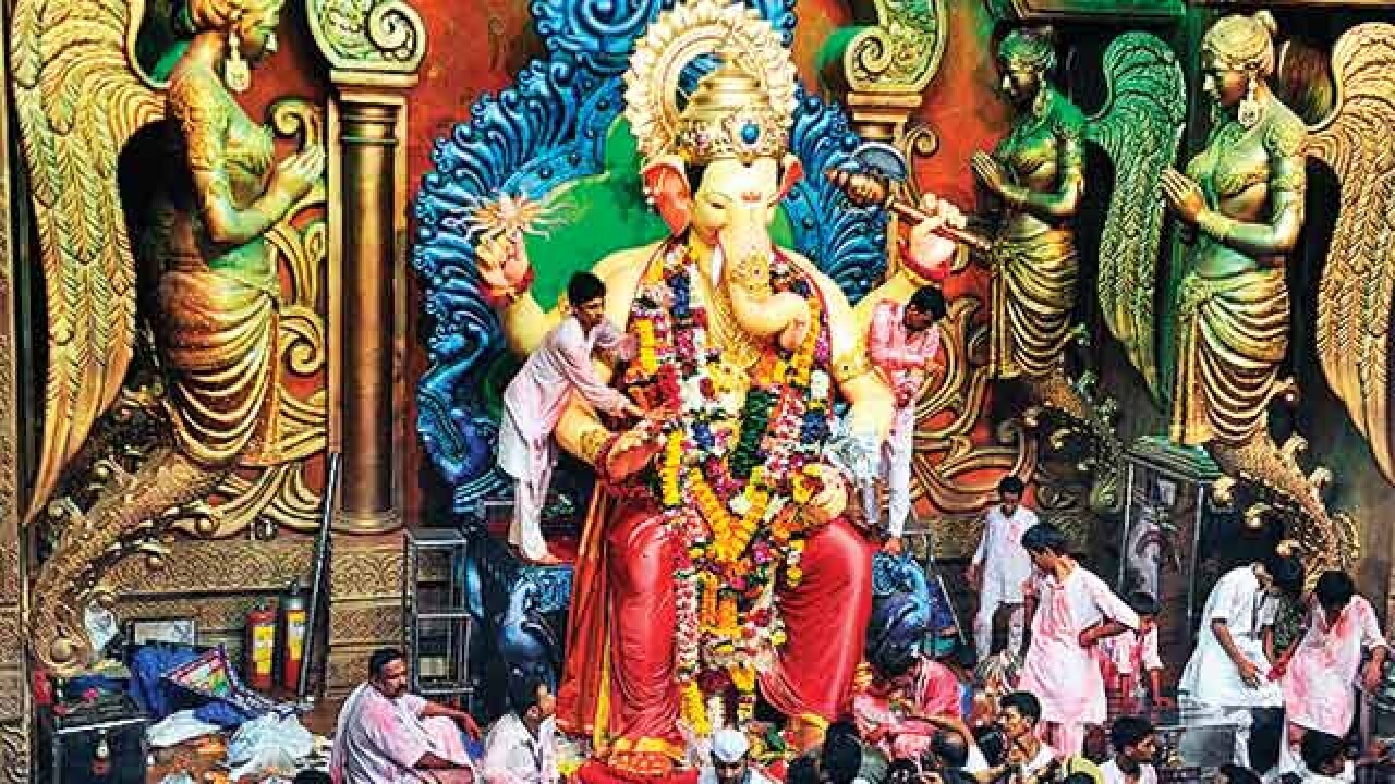 This time, Raja to climb chariot without human help