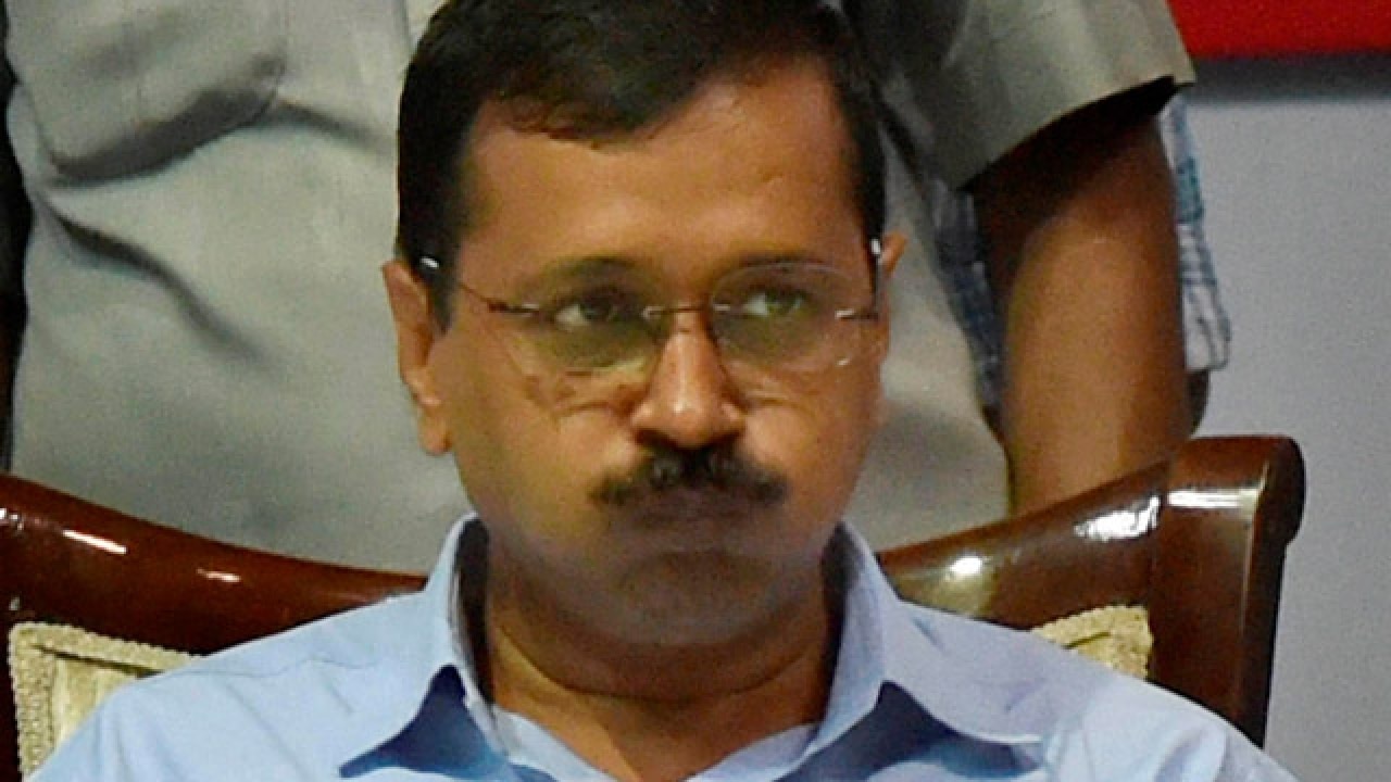 Congress activists burn Kejriwal's effigy