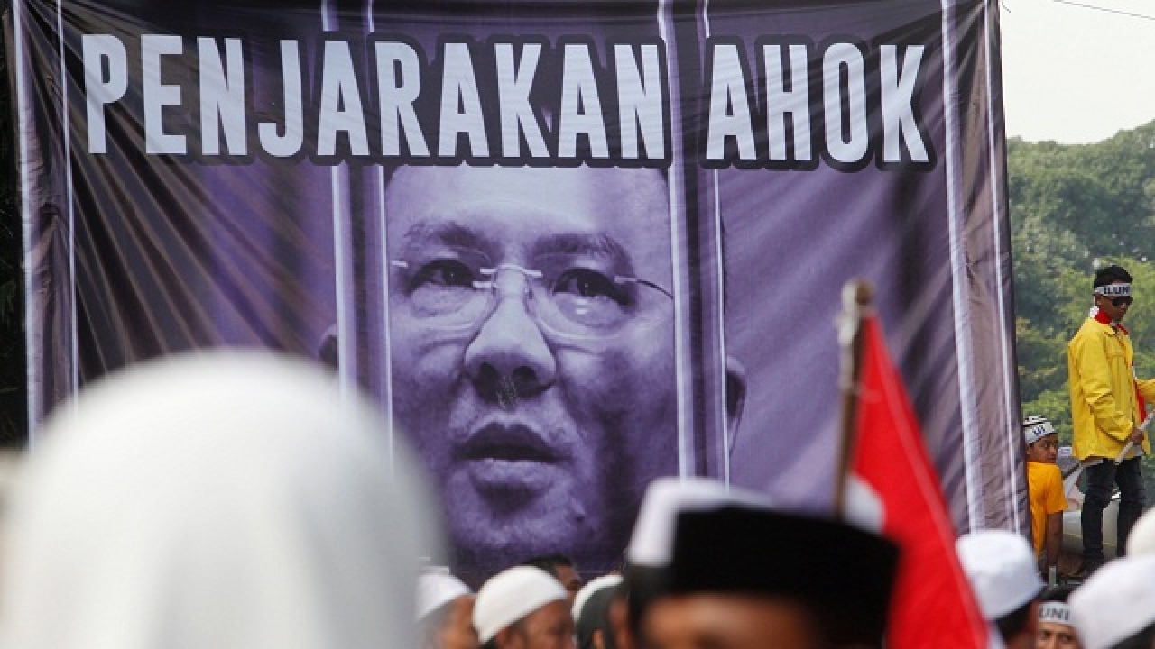 Indonesia: Muslim hardliners call for prosecution of governor for blasphemy