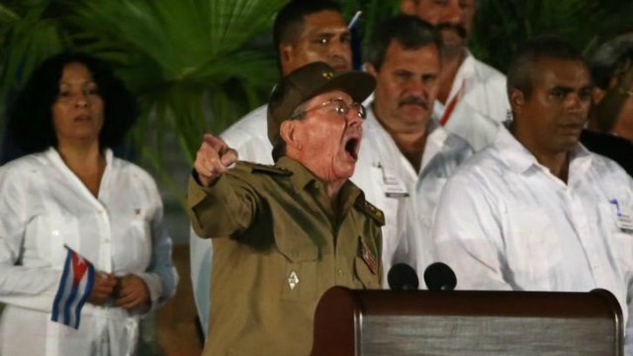 Cuba: Raul Castro vows to defend brother Fidel's legacy in final tribute