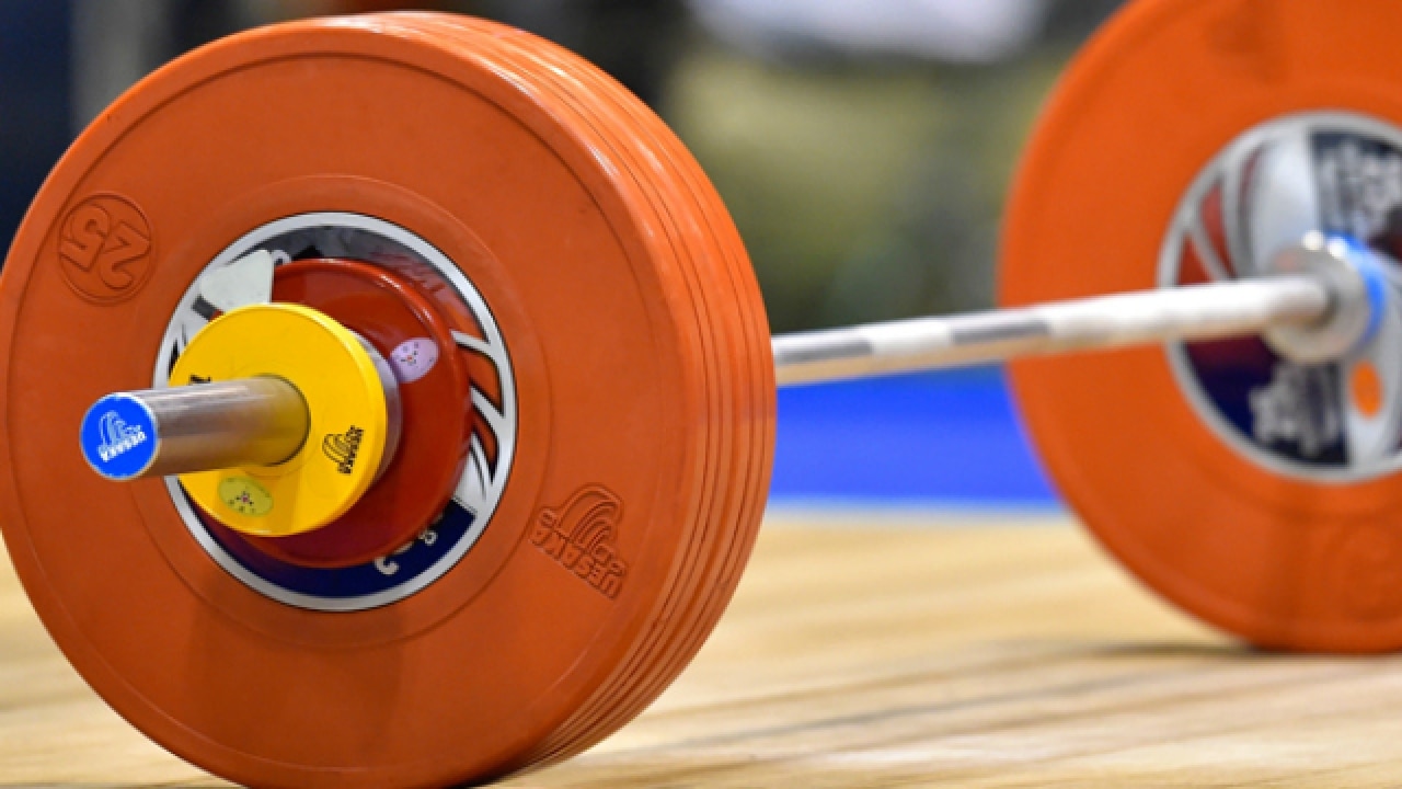 Weightlifter dies after 315-pound barbell drops on his neck