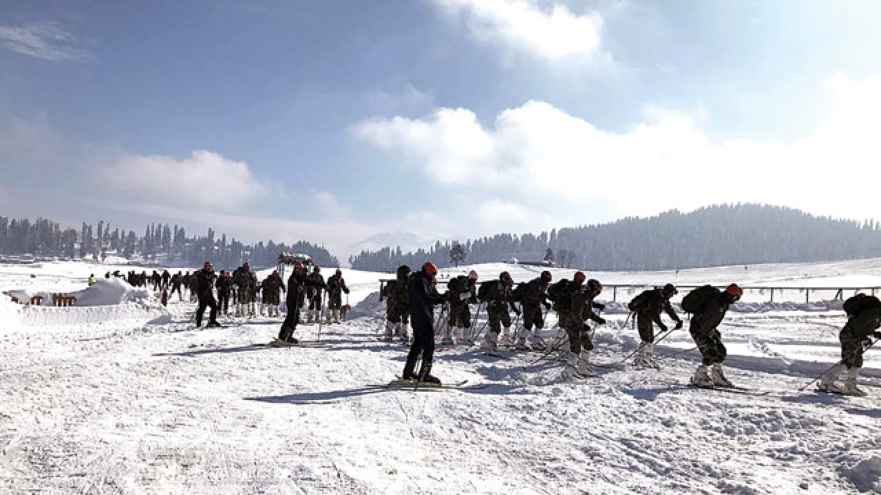 Gulmarg snow carnival beckons tourists