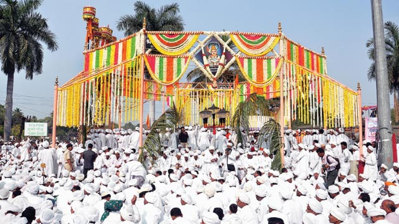 Devotees throng Solapur for annual Gadda Yatra