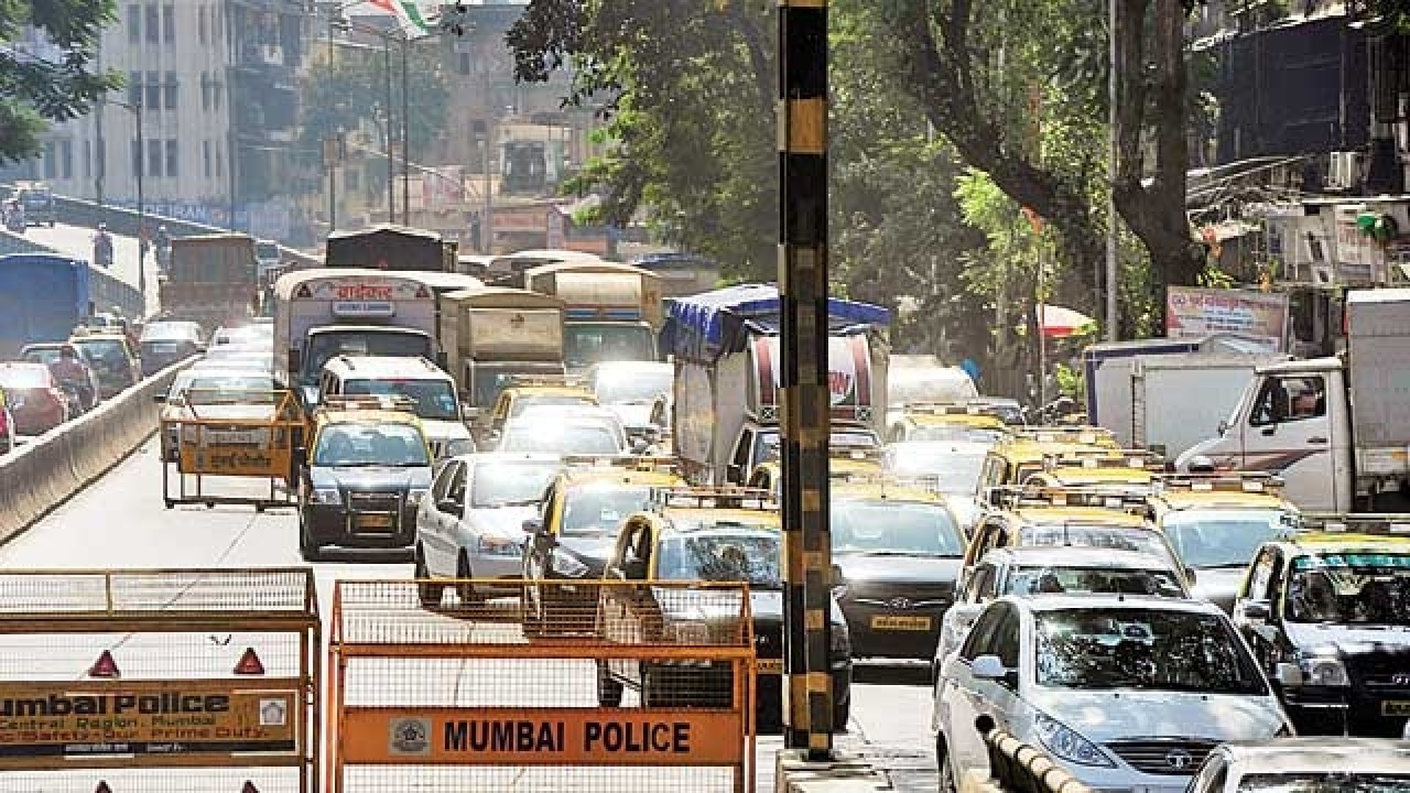 Lalbaug flyover develops crack, halts traffic