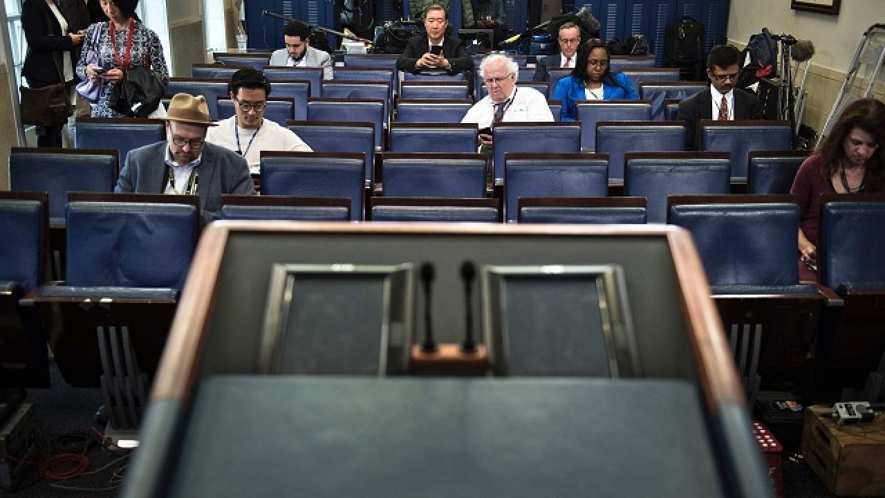 White House bars CNN, NYT, LA Times, BuzzFeed from press briefing