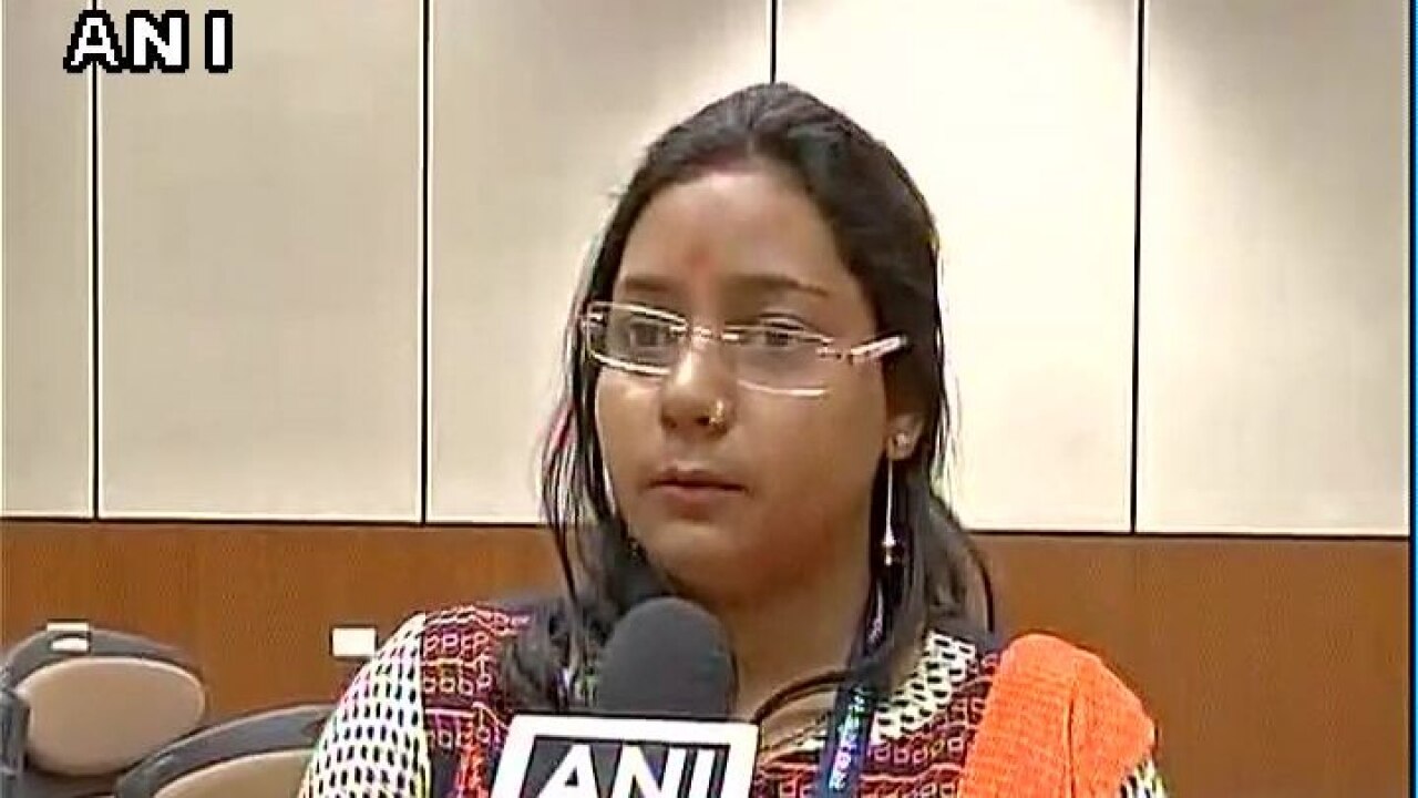 Female Sarpanch from UP rushes towards PM Modi at Women's Day event ...