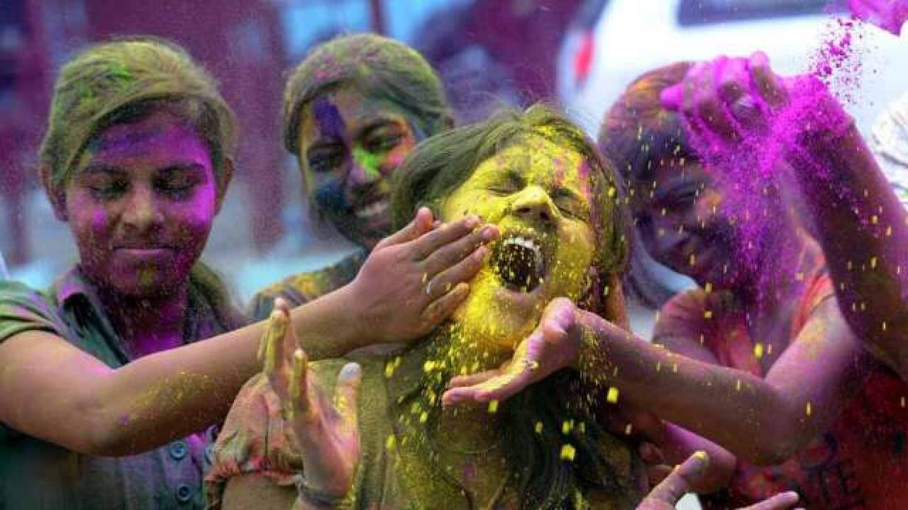 Holi 2017: Whatsapp and Facebook messages to wish your loved ones