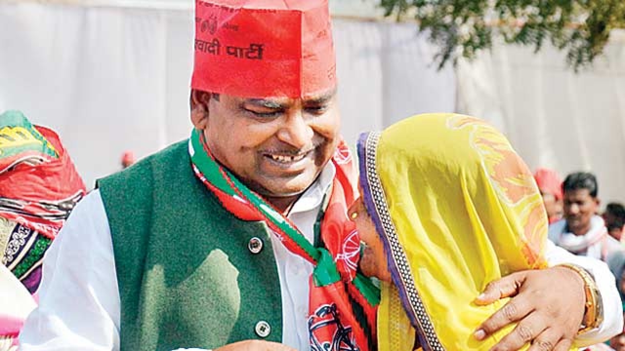 HC suspends judge who granted bail to Gayatri Prasad Prajapati