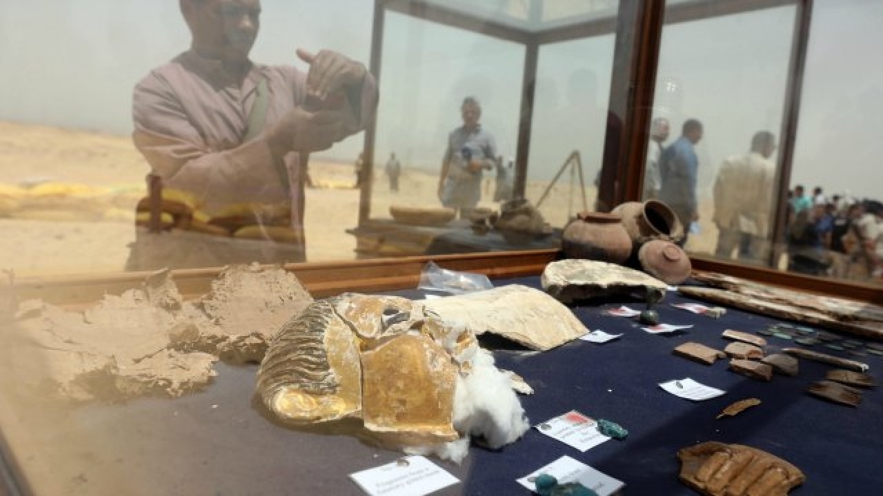 Egypt uncovers chamber of mummies, sees life for tourism