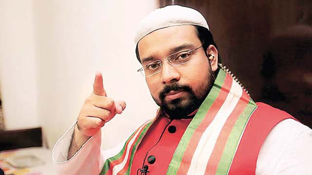 Cleric offers Rs 20L to garland Pakistan PM Nawaz Sharif with shoes