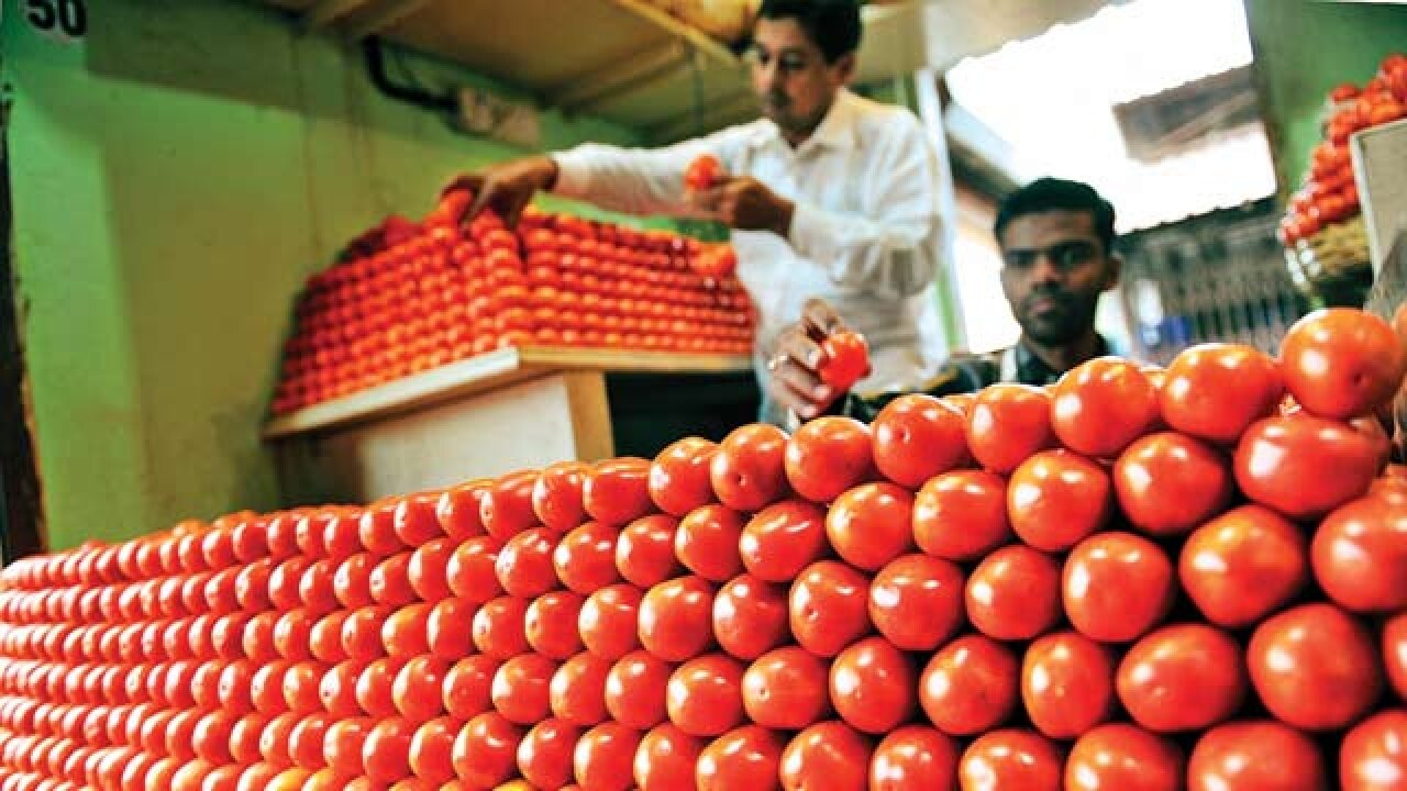 Tomato prices soar, govt cracks down