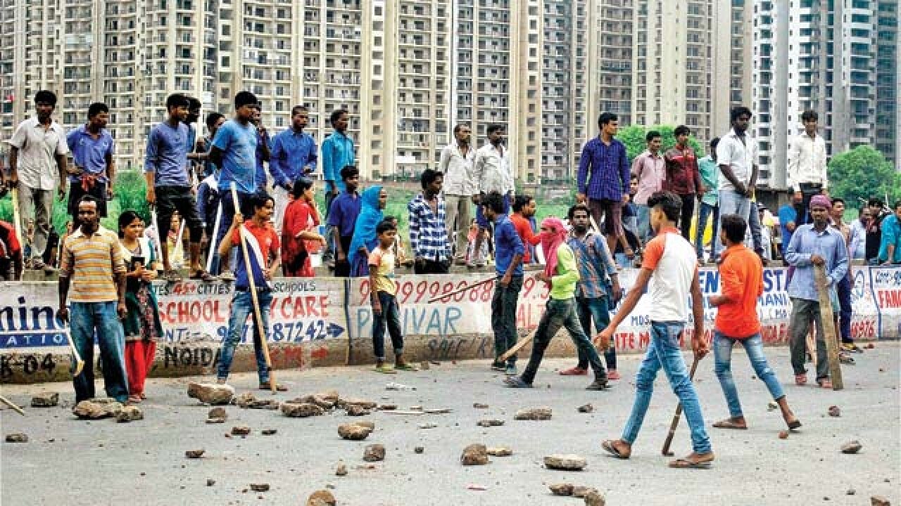 Mob attacks Noida housing soc