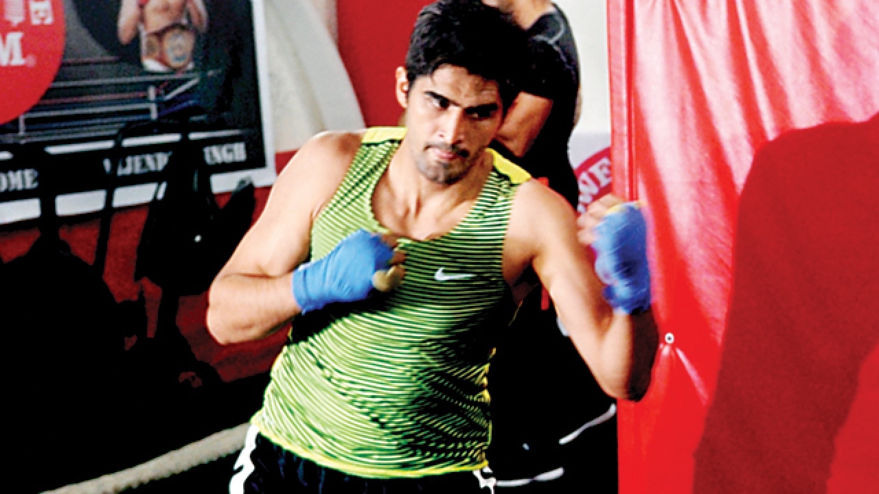 Vijender Singh shows off his moves ahead of bout