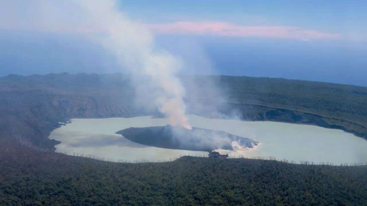 Thousands evacuate as Vanuatu volcano pollutes drinking water