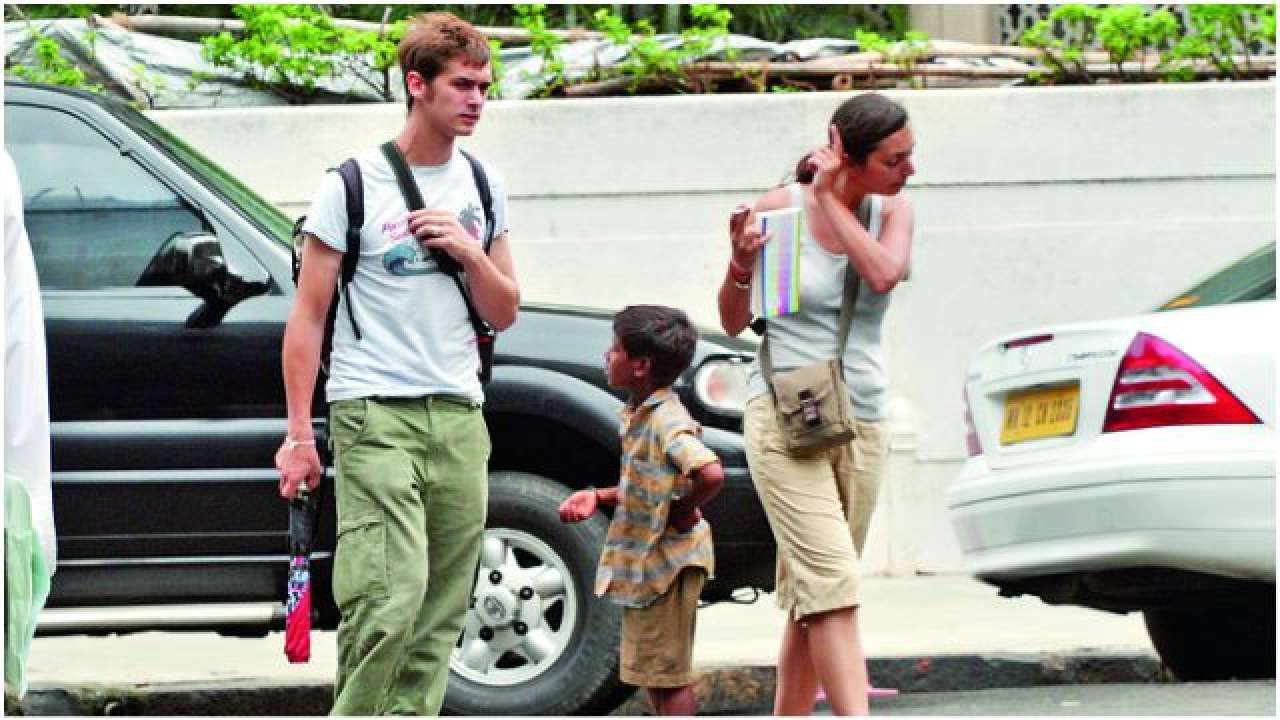 Lone samaritan out to save kid beggars