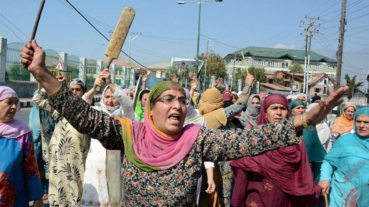 J&K braid chopping incident: 4 protestors injured as security forces ...