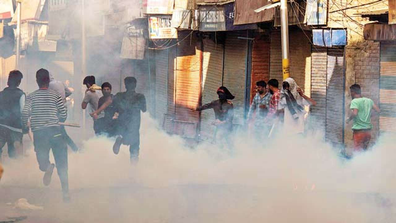 Mob in Kashmir strips and thrashes 3 soldiers, calls them braid choppers