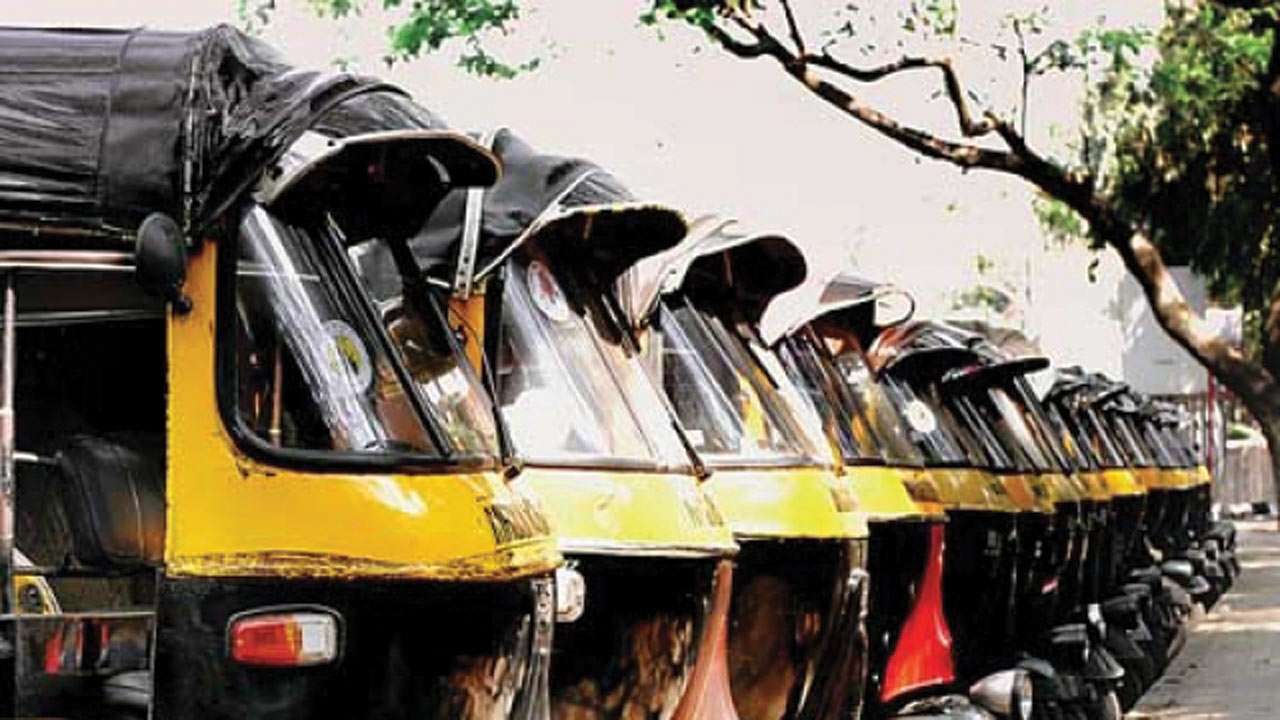 Auto drivers' airport strike strands fliers