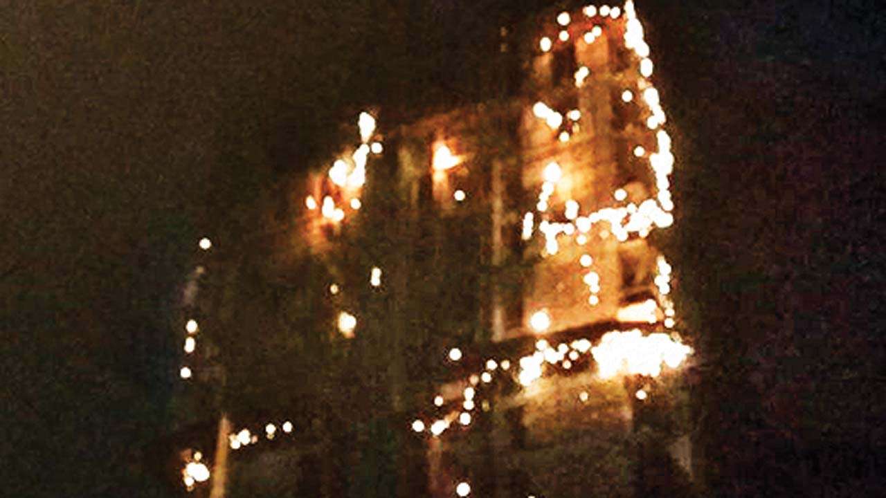 Crackers spark fire at Saat Rasta building