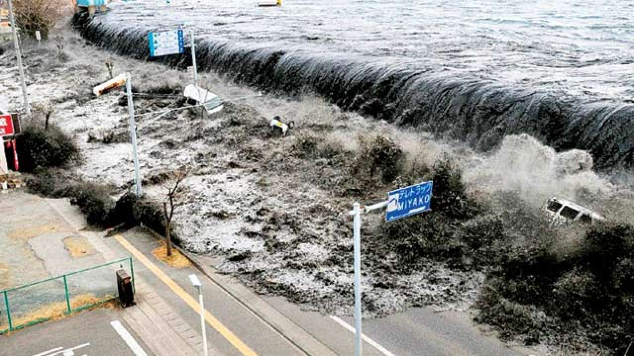 US weather service causes panic by issuing tsunami warning; says it was ...