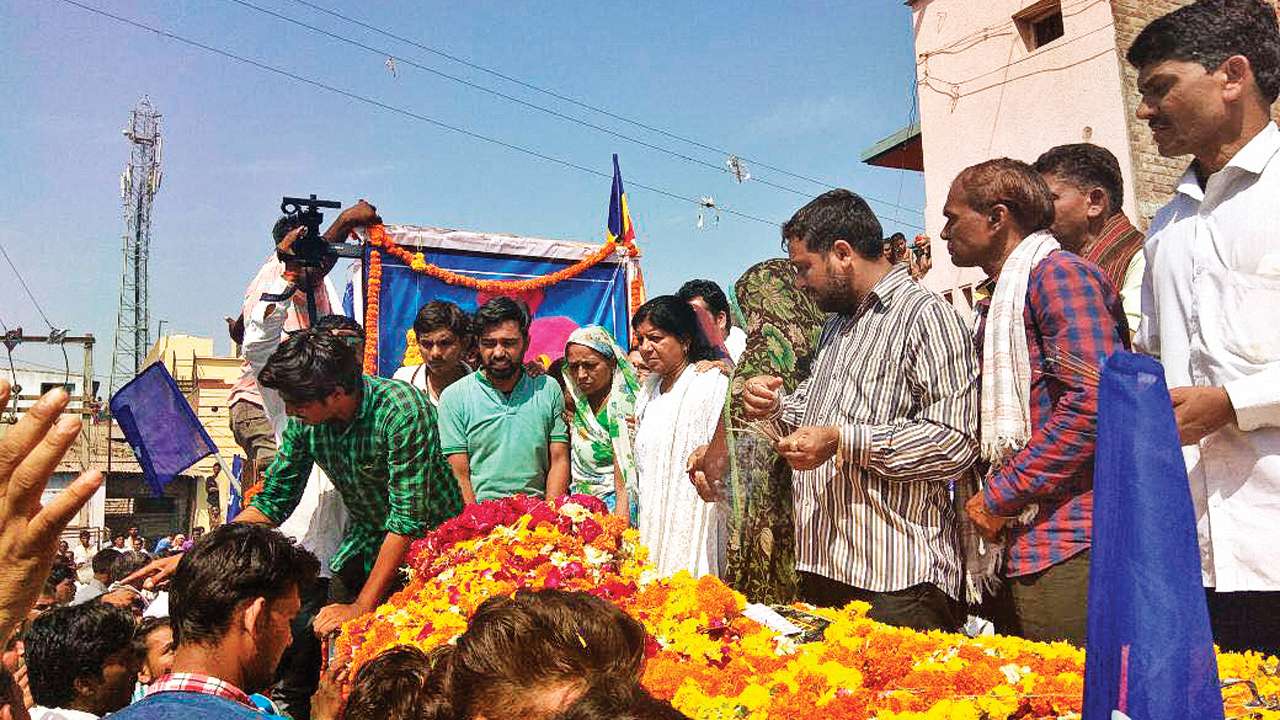 Kin accept Bhanubhai Vankar's body after midnight meets