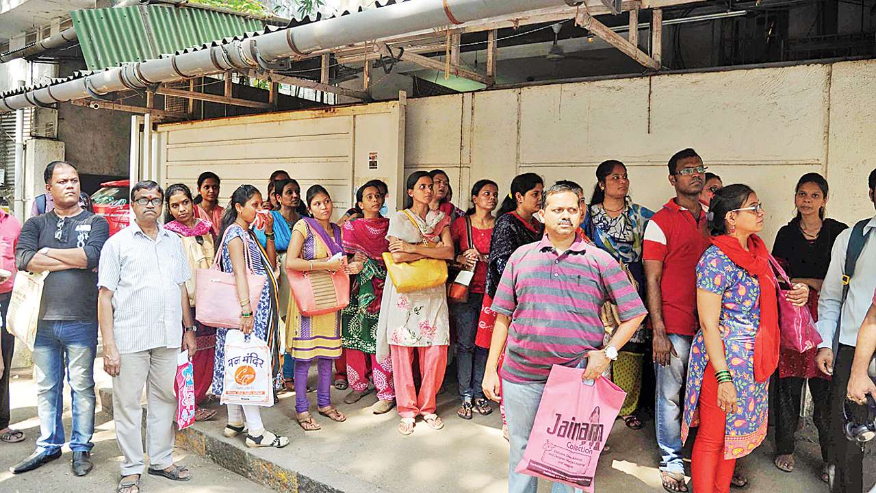 Too busy sketching cartoons, Raj Thackerey refuses to meet unemployed ...