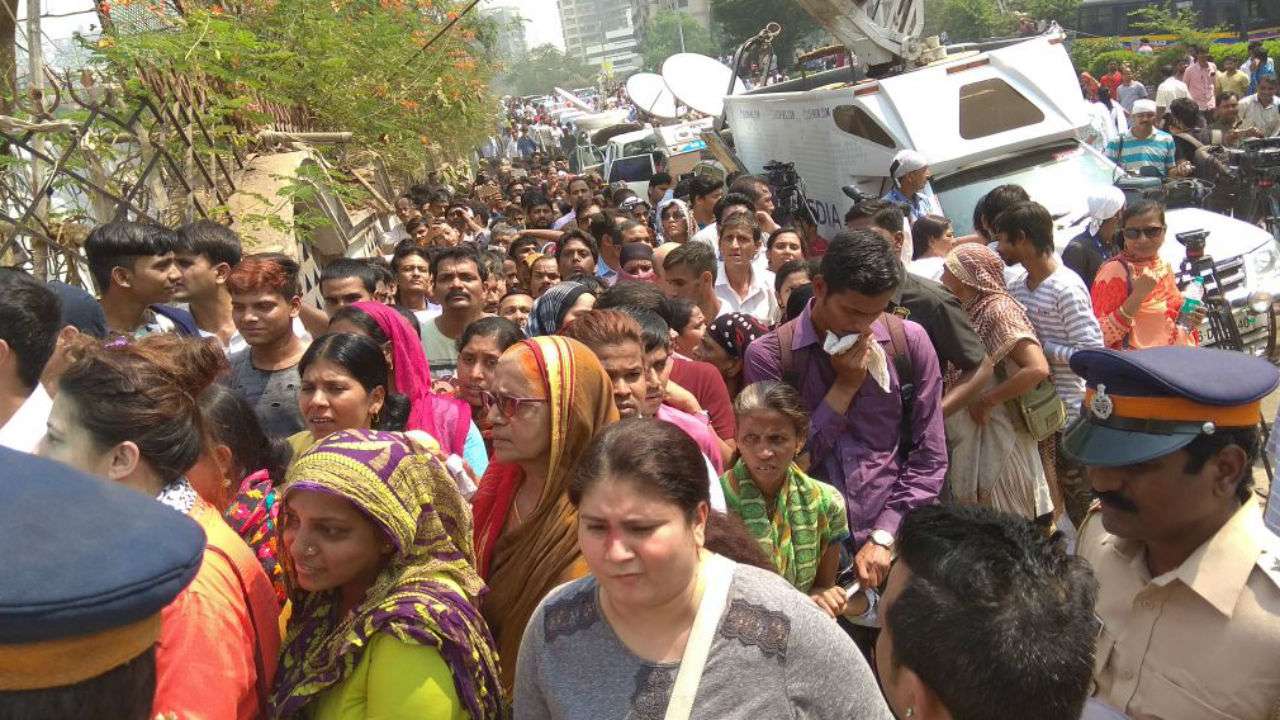 In Pics: Thousands of fans gather to catch last glimpse of superstar ...