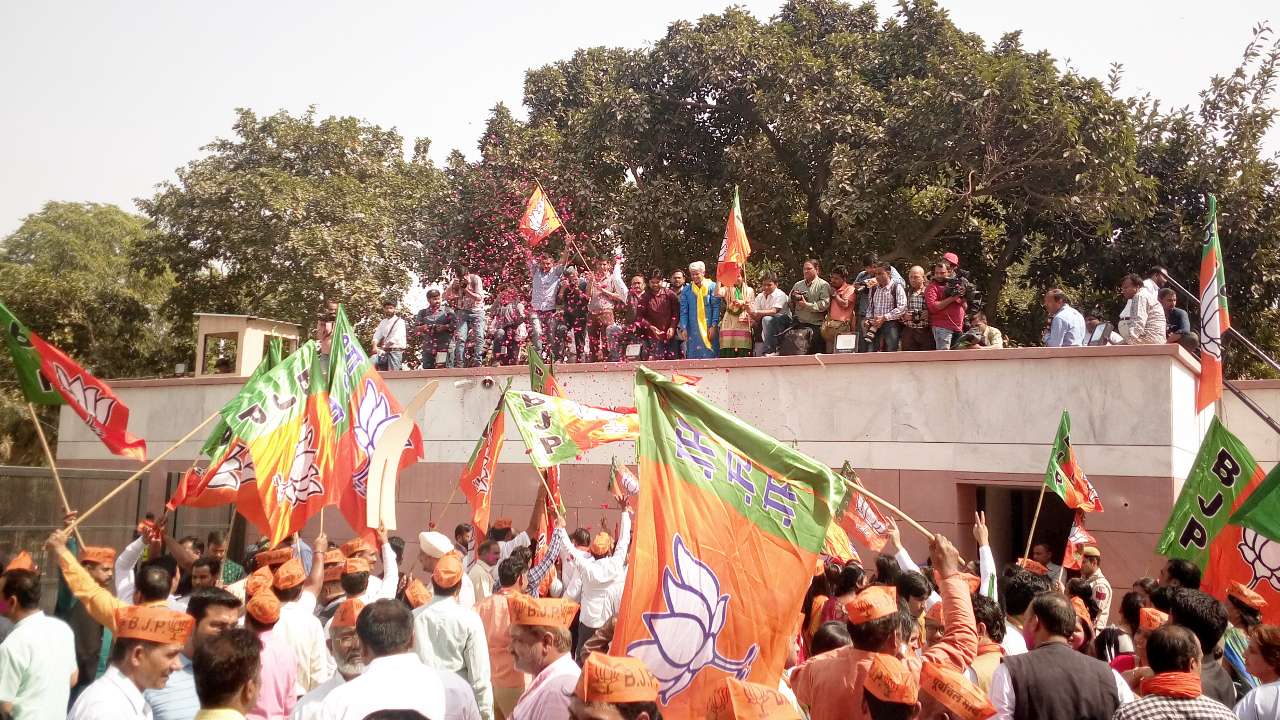 'Chappa Chappa, Bhajapa': Massive celebrations at BJP headquarters as ...