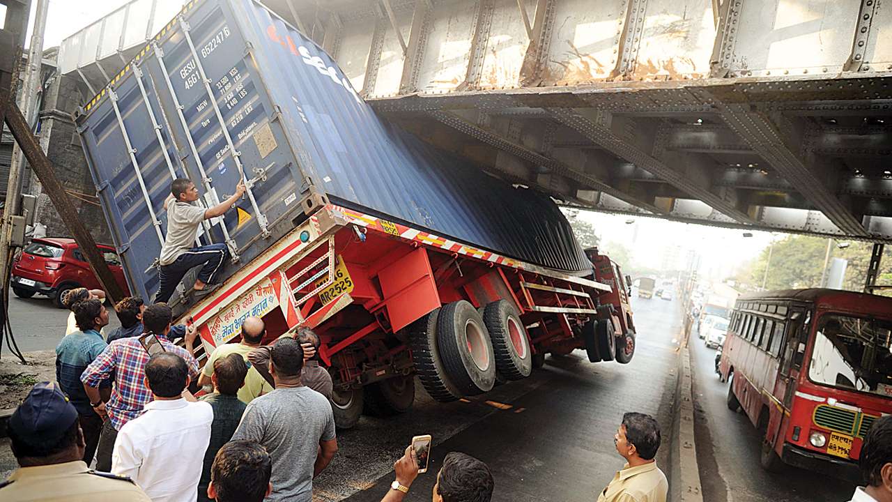 Chaos as trailer gets stuck under Kings Circle bridge