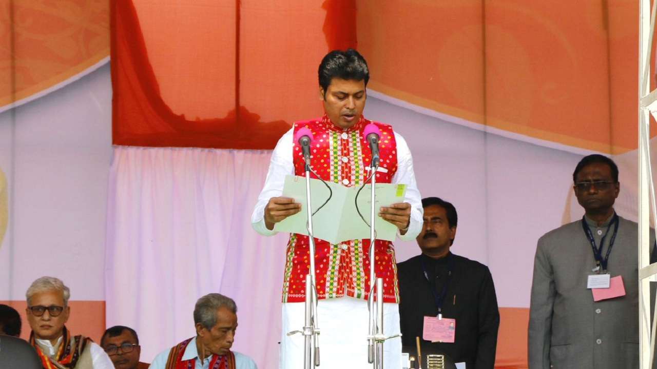 Tripura: In a heart-warming gesture, Biplab Deb touches ex-CM Manik ...