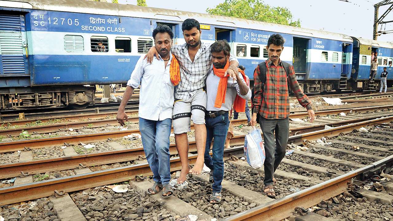 Rail roko disturbs routine of Dabbawalas, students and regular commuters