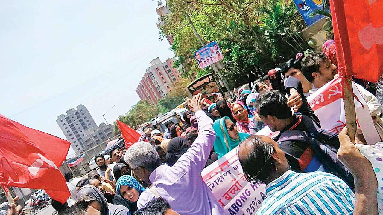 Parents seeking RTE admissions hold silent protest at Malad school