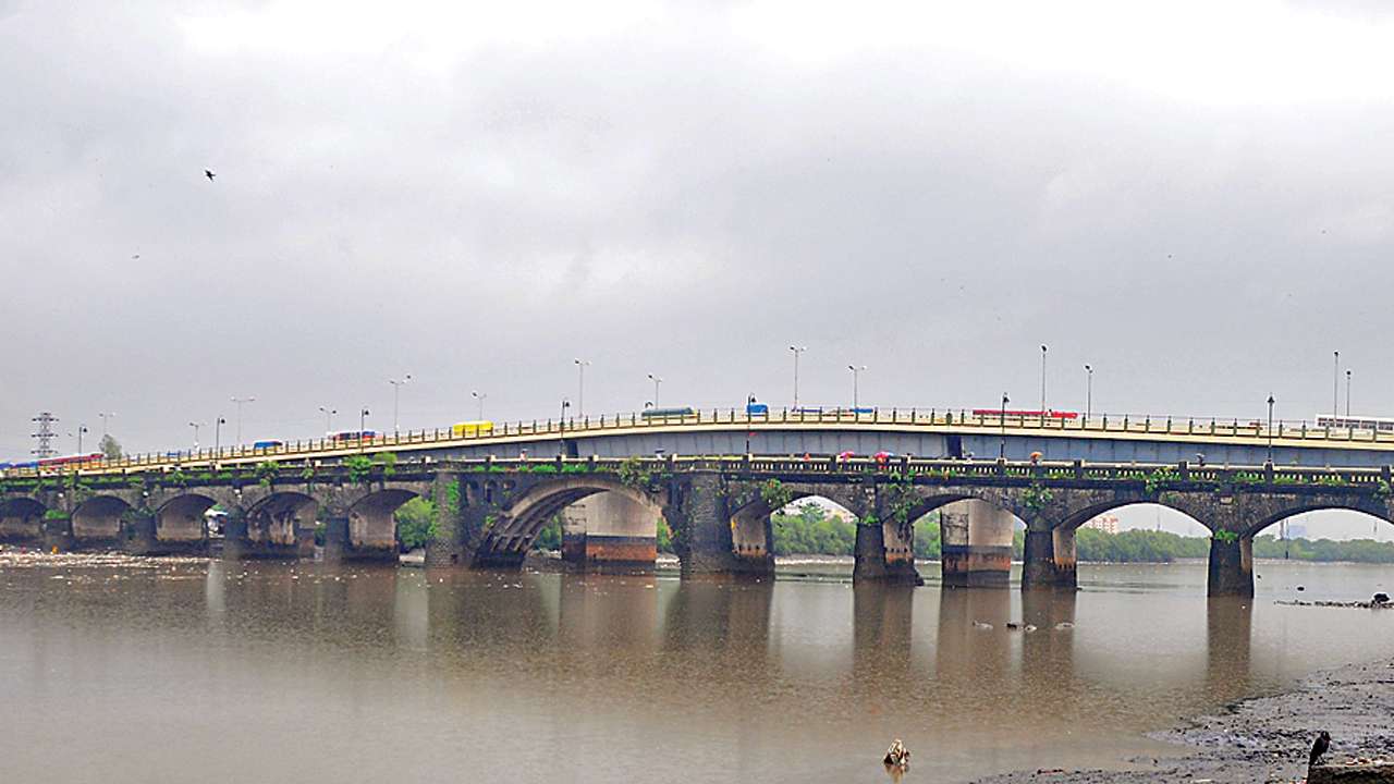 CM Devendra Fadnavis asks for detailed plan of Vitawa-Thane bridge