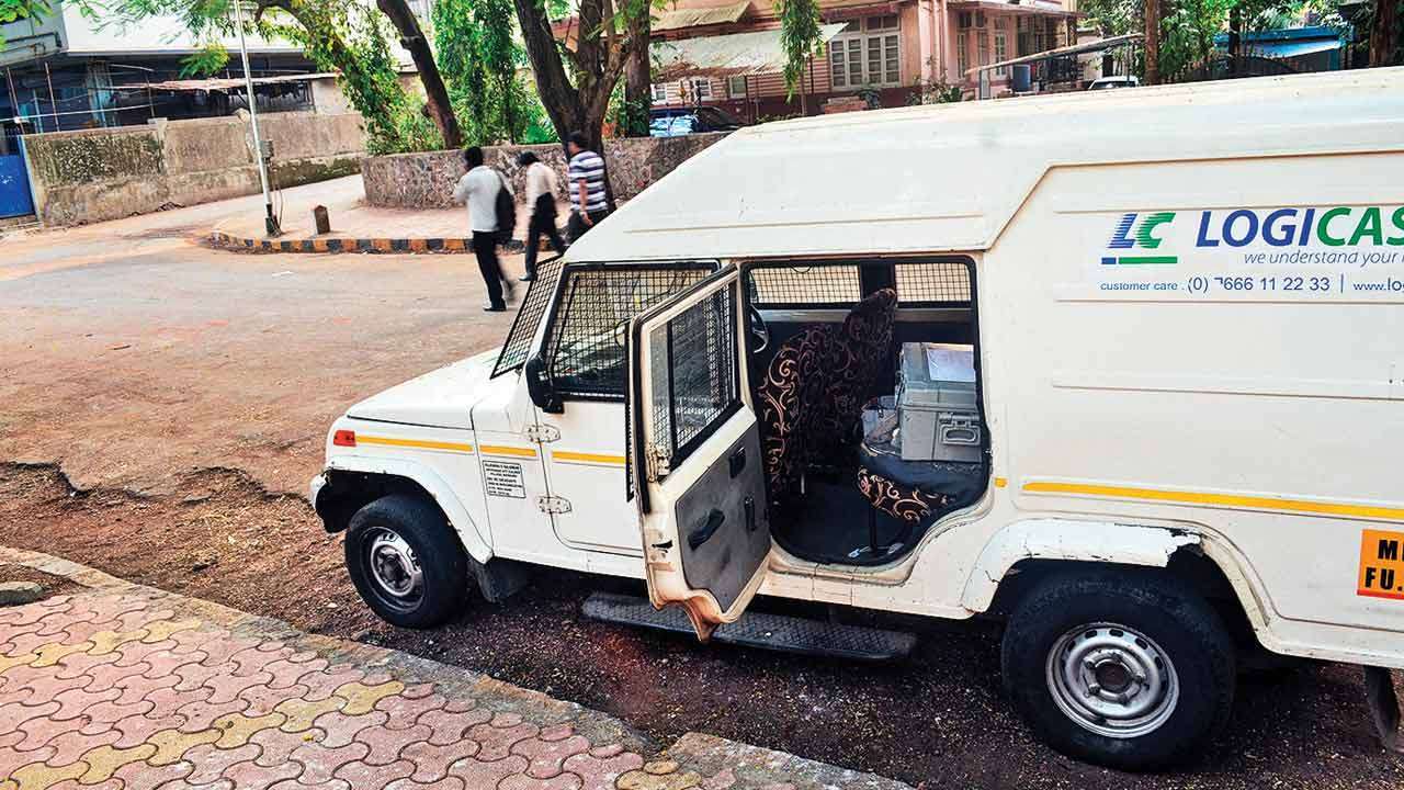 Two shot dead, Rs 12 lakh looted from cash van in Narela