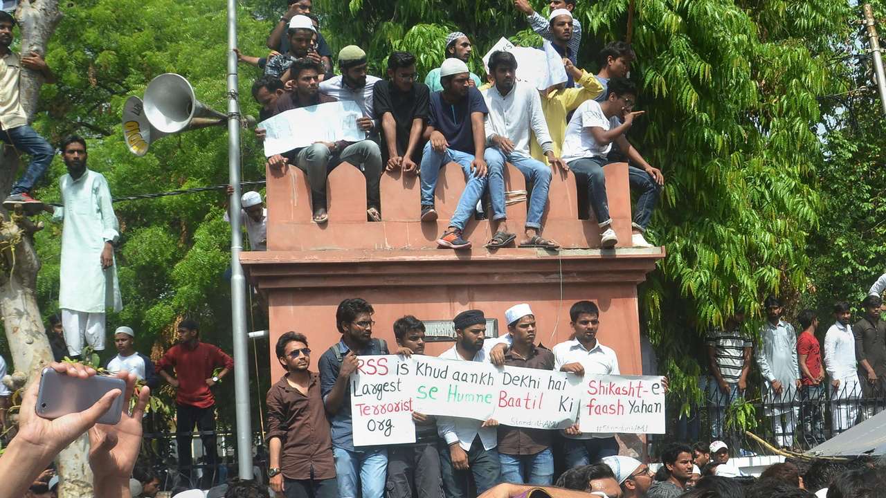 Situation at AMU remains peaceful, students continue indefinite dharna