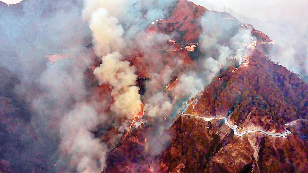 Indian Air Force choppers pressed into service to douse forest fire ...