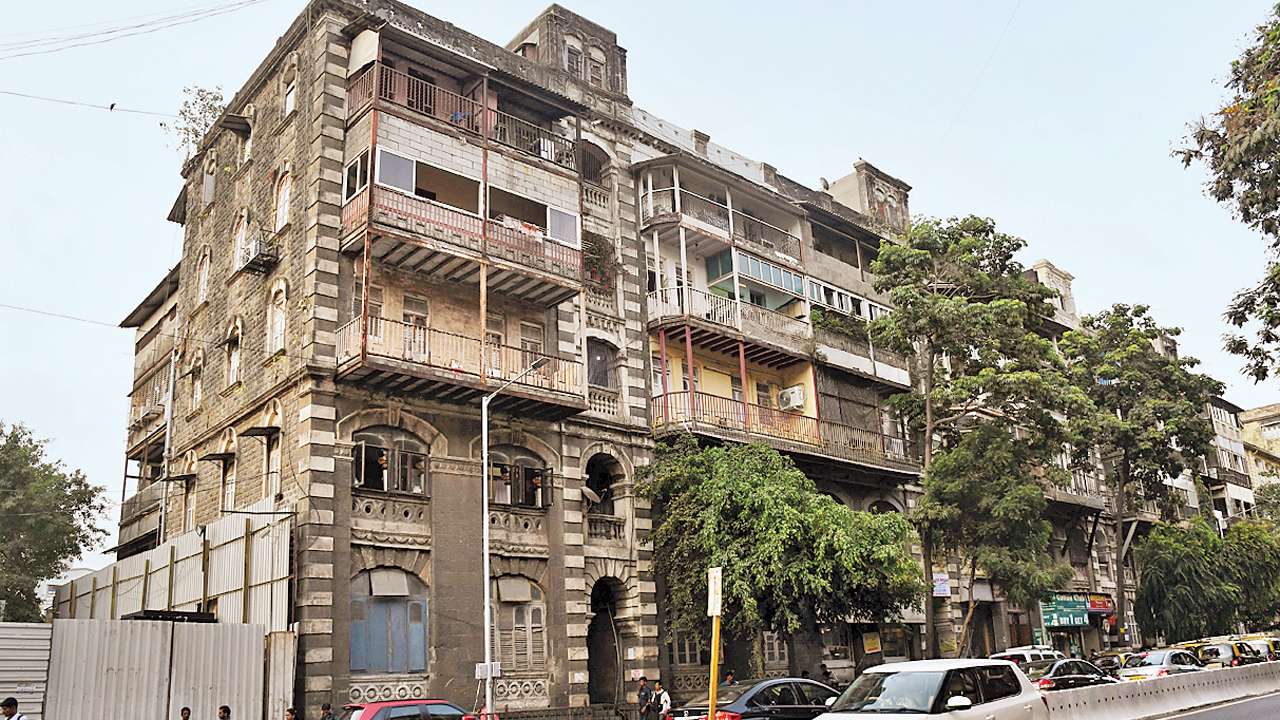 BMC chief Ajoy Mehta visits Bhatia Building to verify the cracks