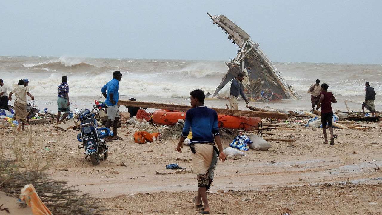 6 dead, 30 missing as powerful cyclone strikes Oman, Yemen