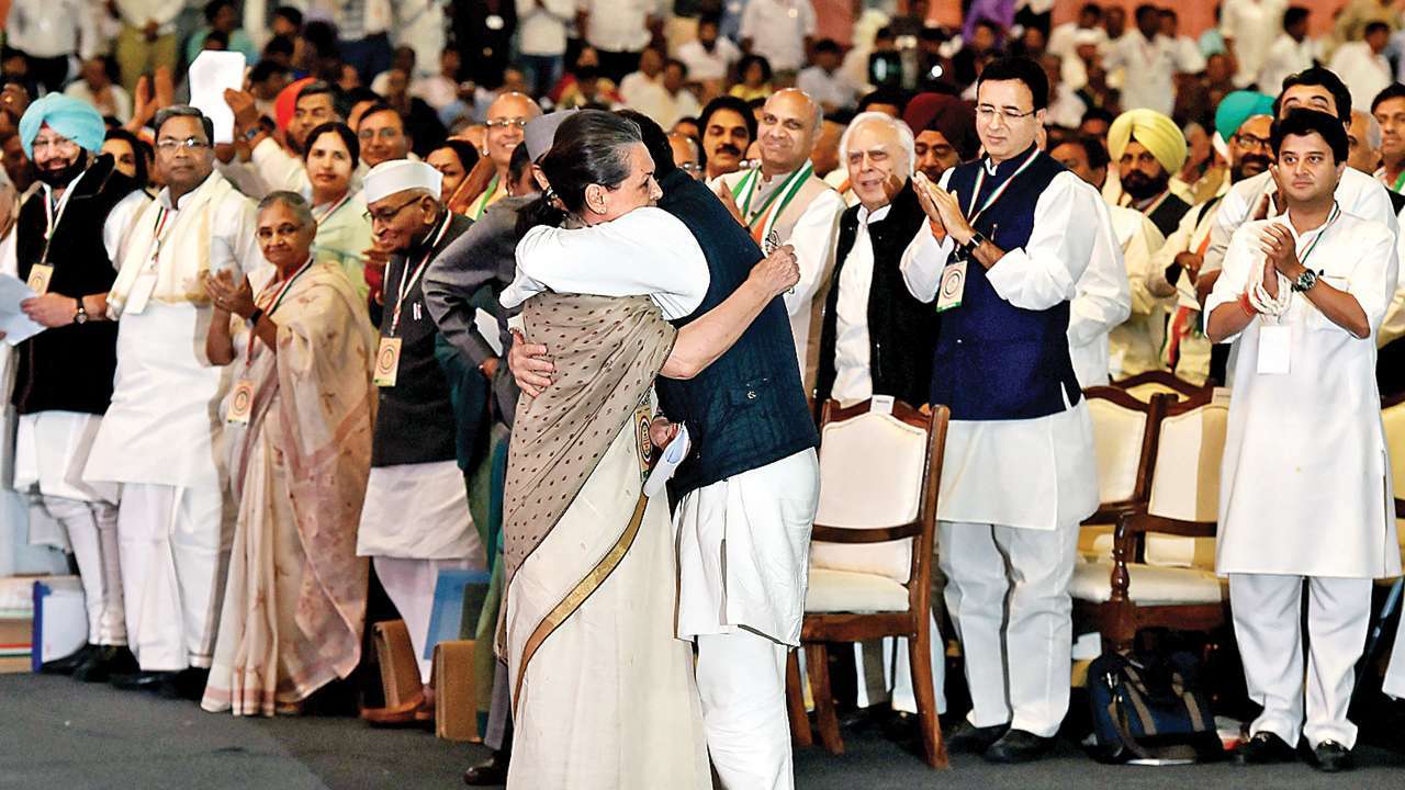 Rahul accompanies Sonia abroad for medical check-up, leaves behind ...