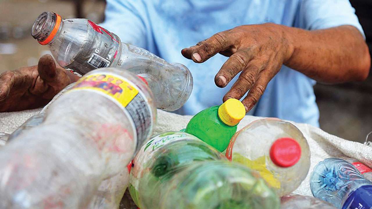 Sixteen shops refuse to pay fine on 4th day of plastic ban in Mumbai