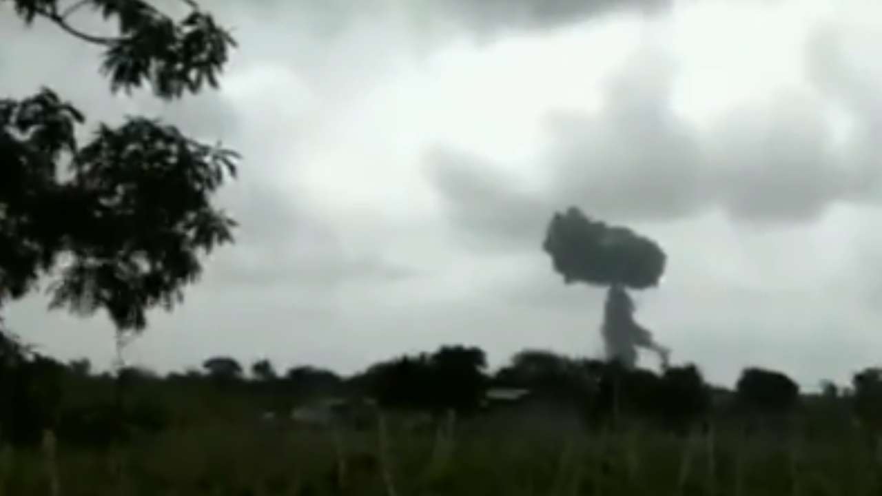 Sukhoi Crash In Nashik: Fighter pilots eject safely from Rs 300 crore ...